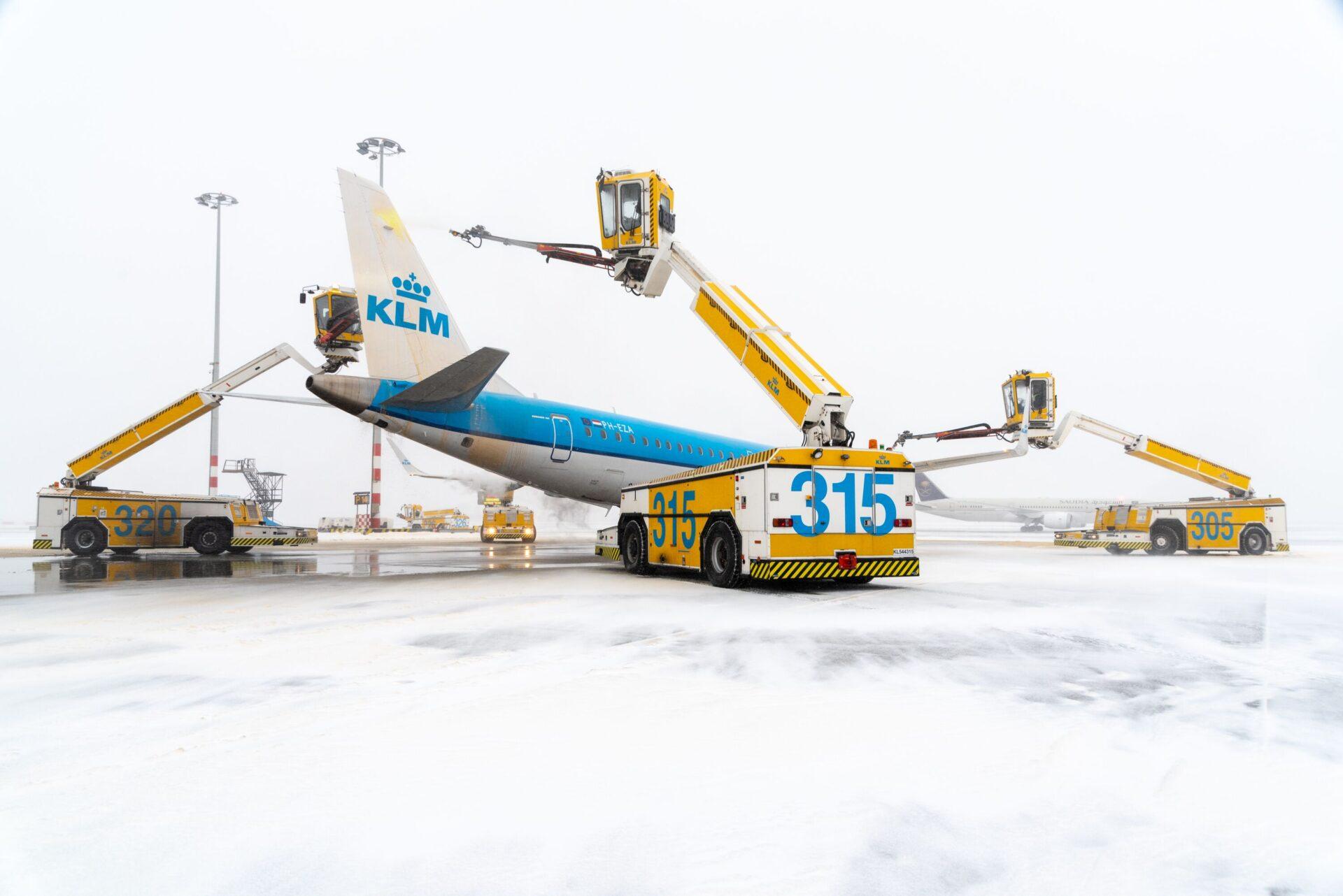 Ever Wondered What Happens When An Aircraft Gets De-iced? – More Than ...